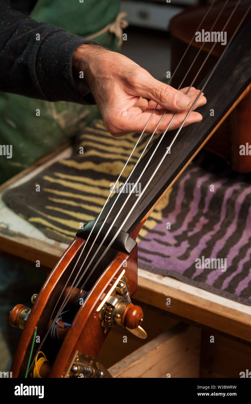 Luthier violin hi-res stock photography and images - Alamy