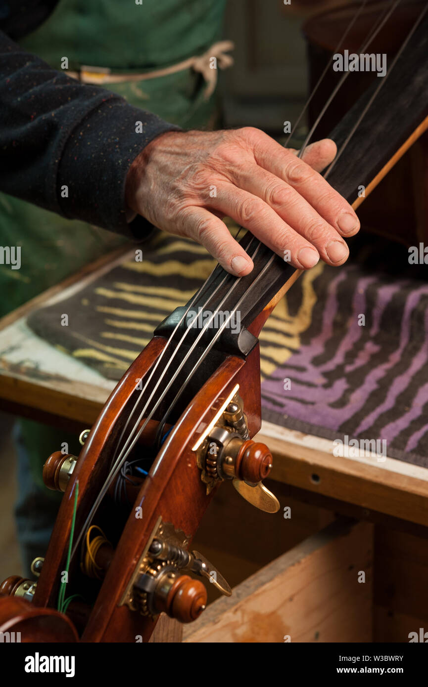 Luthier hi-res stock photography and images - Alamy