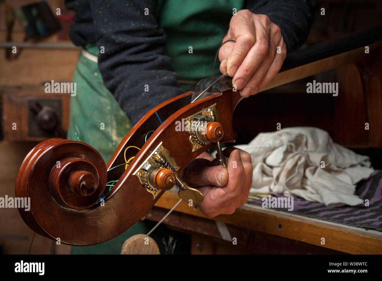 Luthier violin hi-res stock photography and images - Alamy
