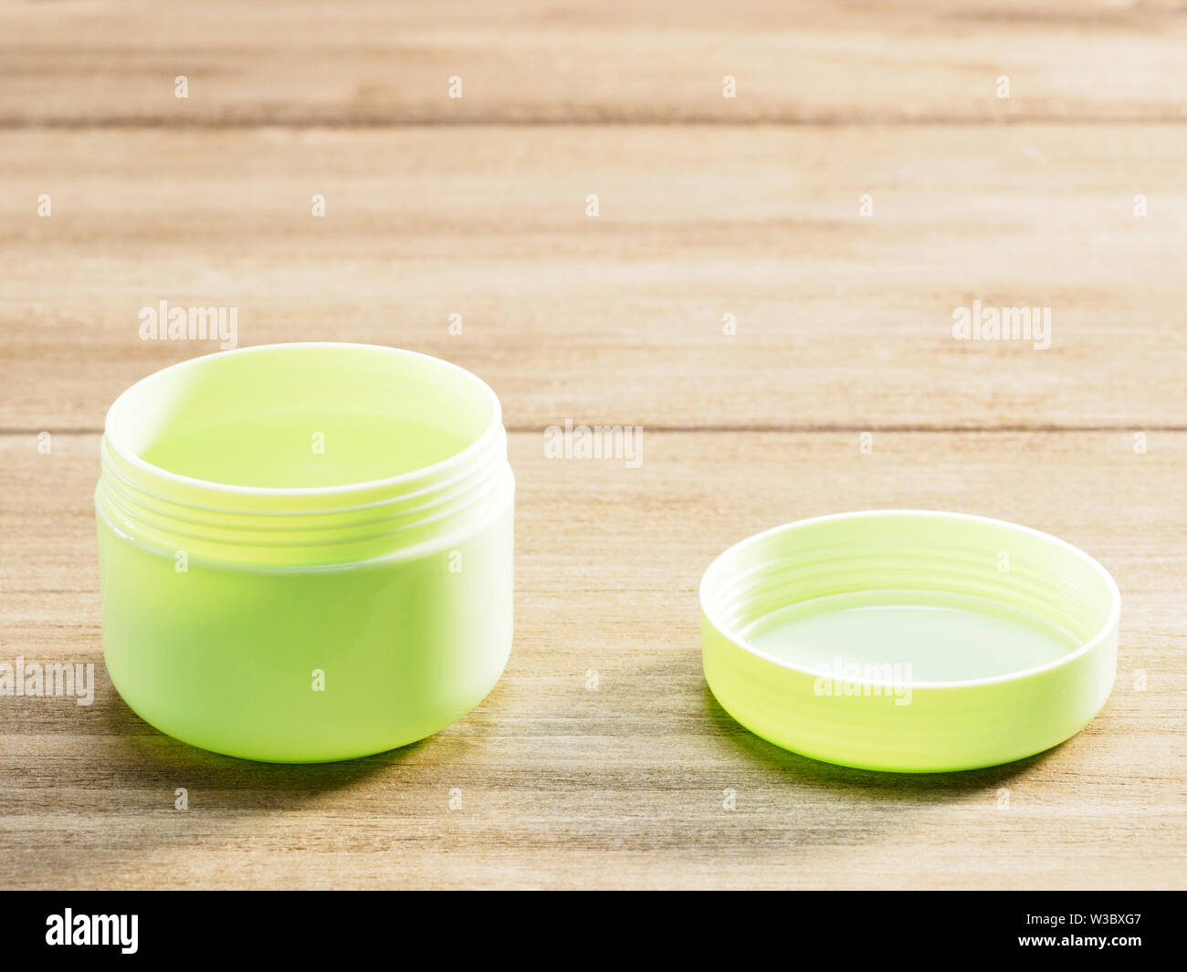 Open vial hi-res stock photography and images - Alamy