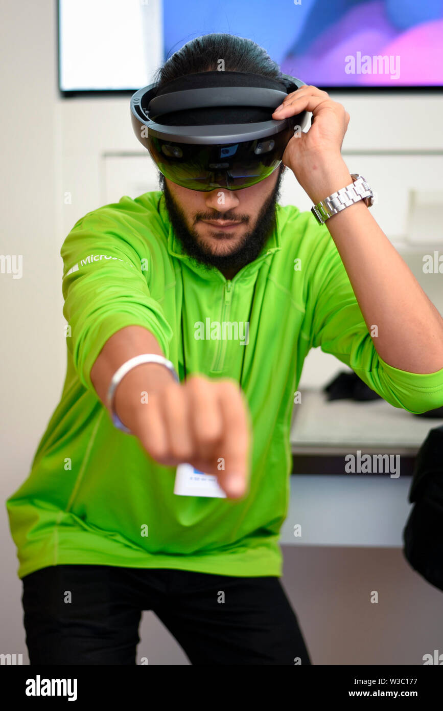 Microsoft hololens hi-res stock photography and images - Alamy