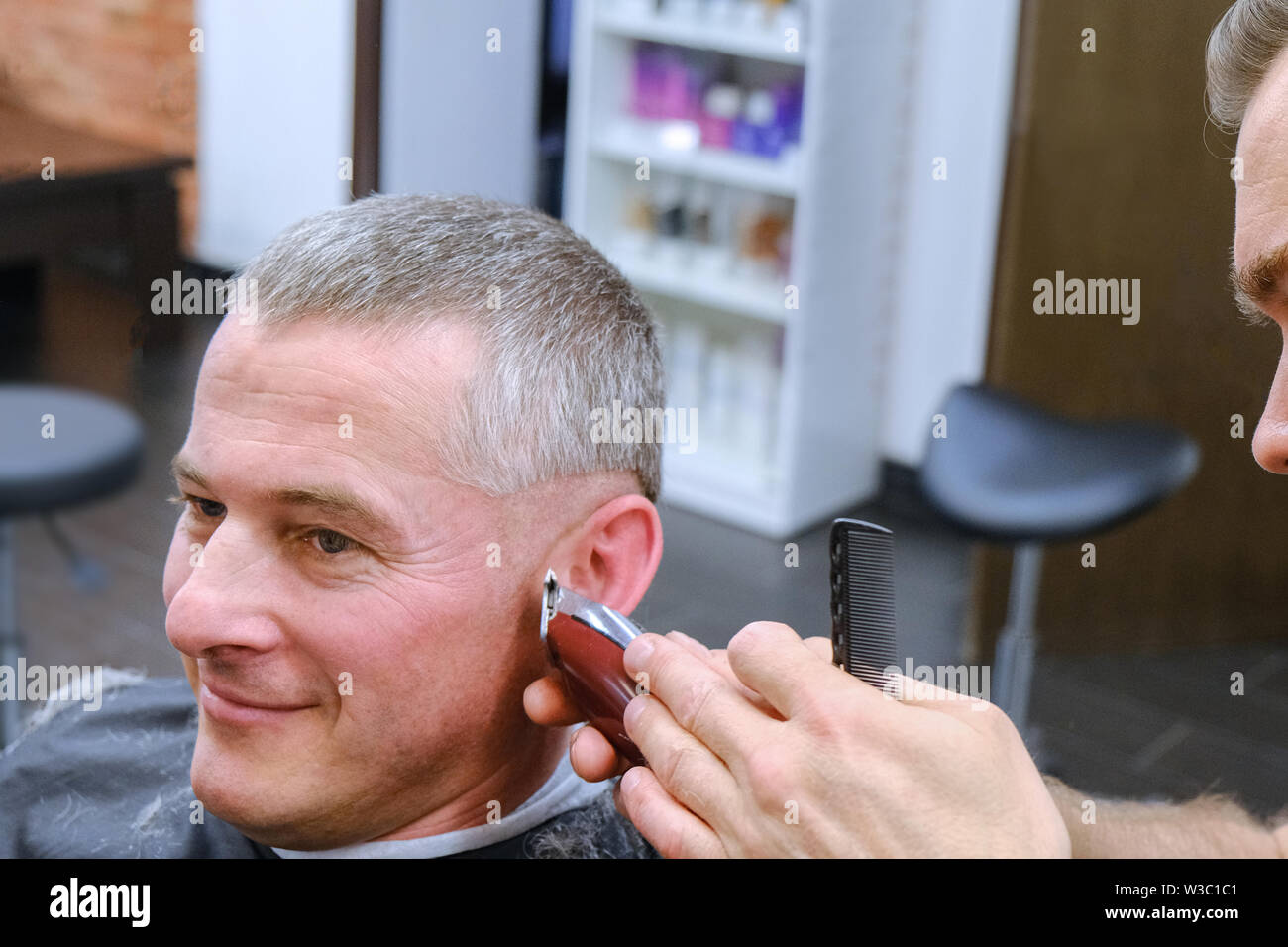 Hairdresser master hi-res stock photography and images - Alamy