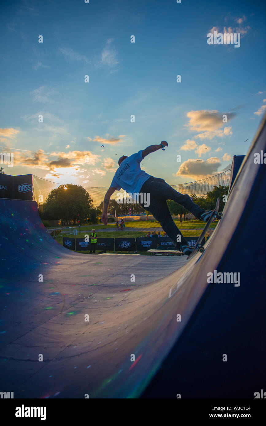 Skate half pipe hi-res stock photography and images - Alamy