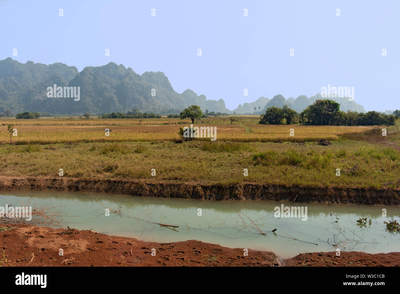Myanmar river mountains hi-res stock photography and images - Alamy