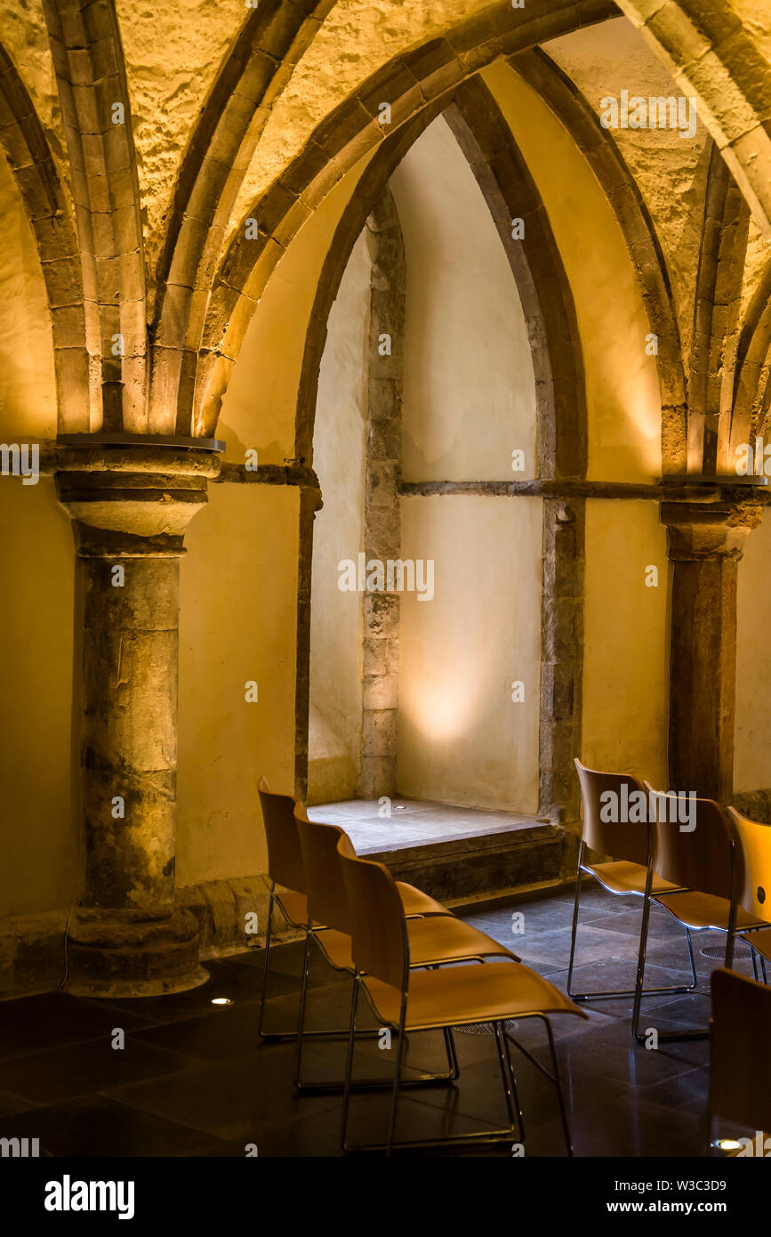 Crypt england uk hi-res stock photography and images - Alamy