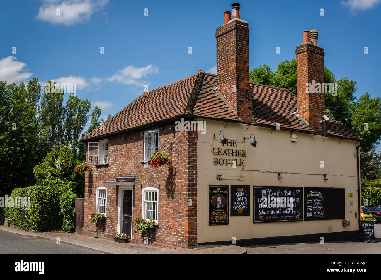 The leather bottle pub hi-res stock photography and images - Alamy