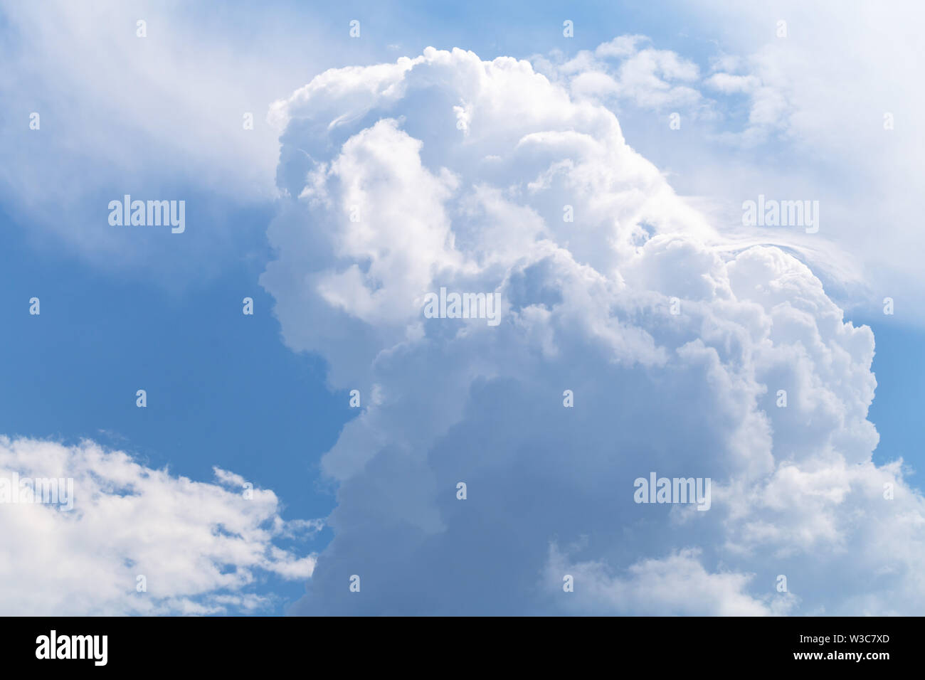 Blue sky background with beauty cumulus Stock Photo - Alamy