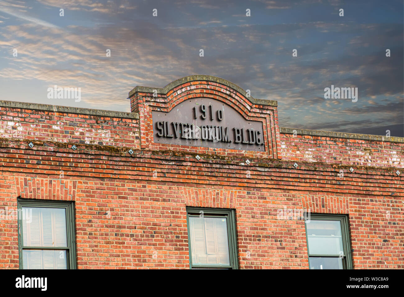 Silver building architecture hi-res stock photography and images - Alamy