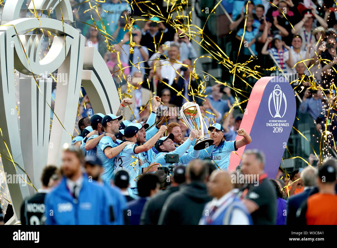World cup trophy lift hi-res stock photography and images - Alamy