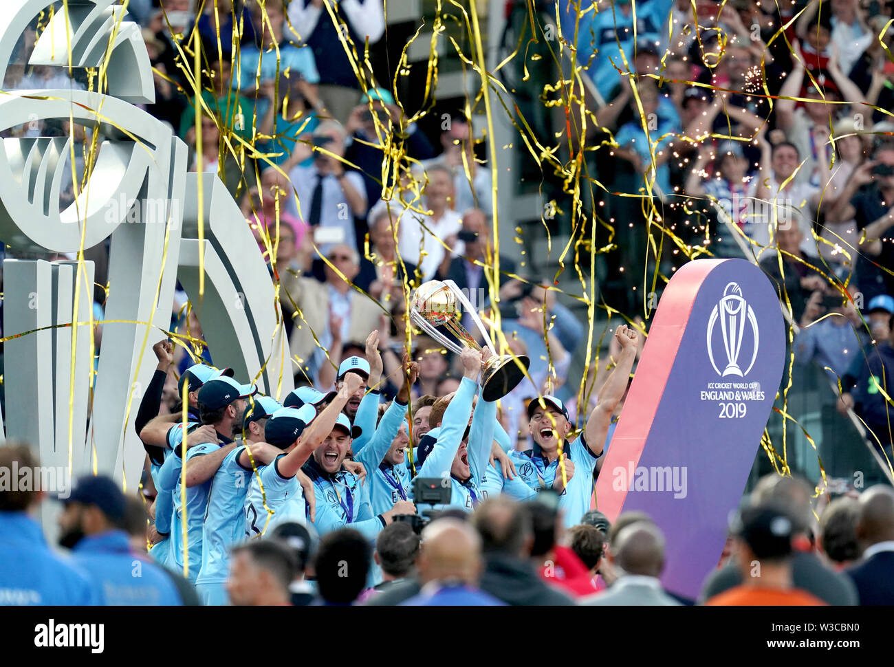 Cricket world cup trophy lift hi-res stock photography and images - Alamy