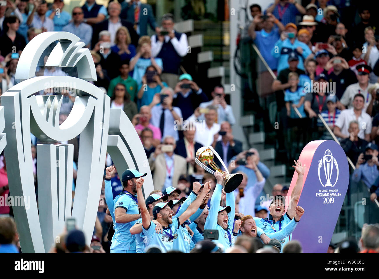 Cricket world cup trophy lift hi-res stock photography and images - Alamy