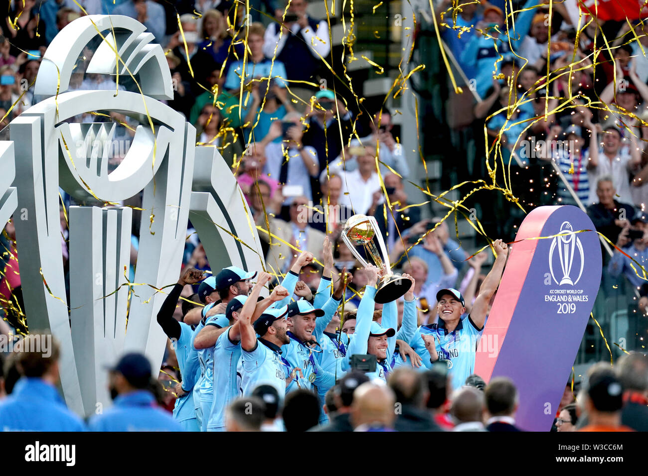 Cricket world cup trophy lift hi-res stock photography and images - Alamy