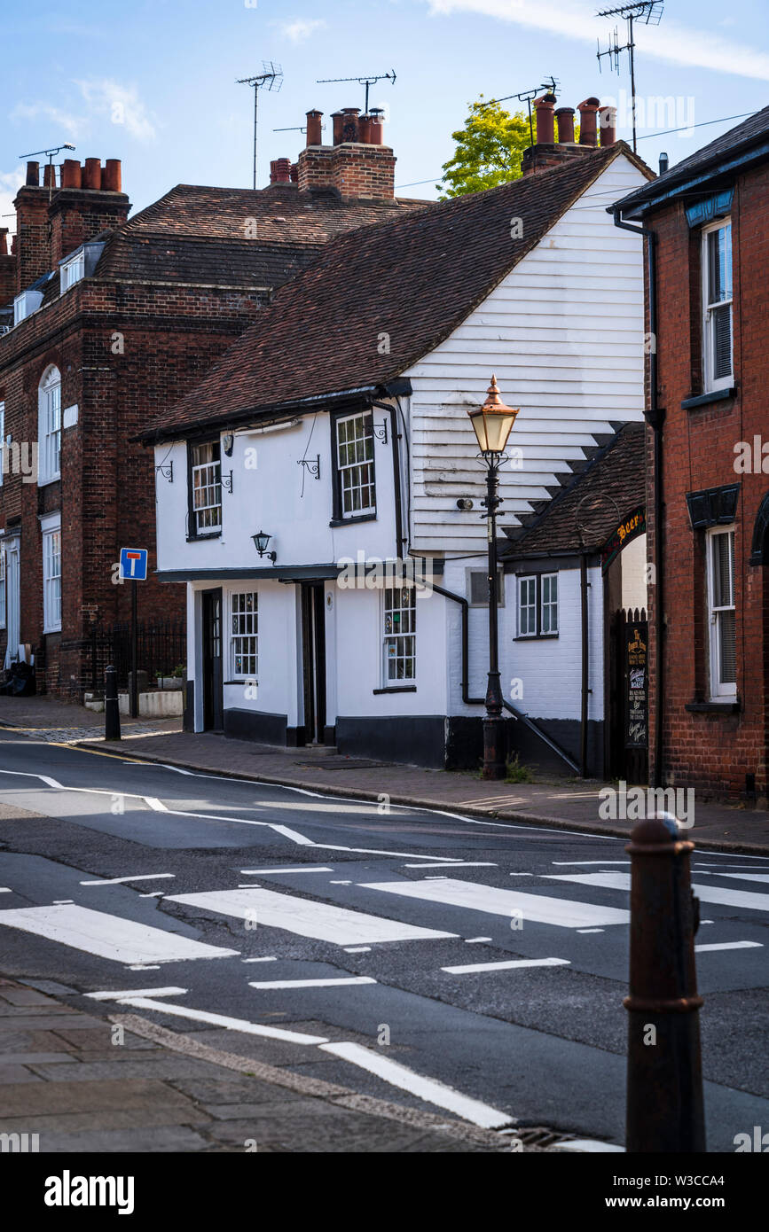 The Coopers Arms pub in the old Elizabethan townhouse, Rochester, Kent ...