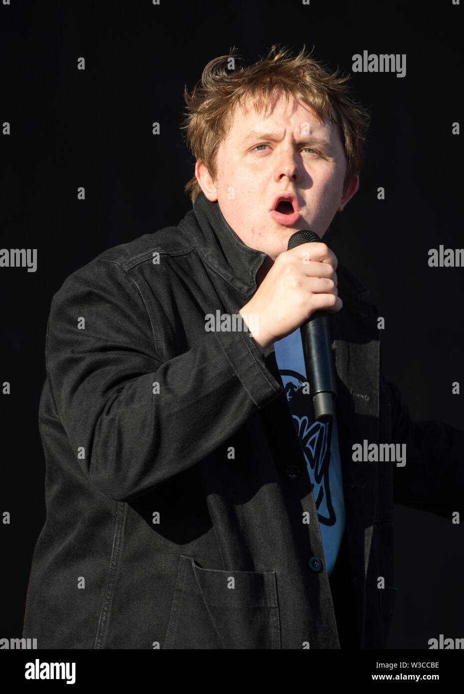 Lewis capaldi stage hi-res stock photography and images - Alamy