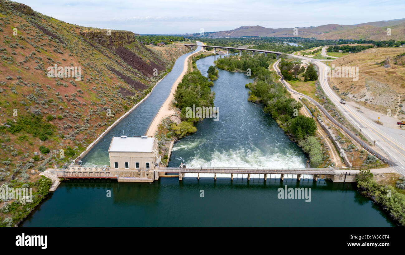 Water over top of dam hi-res stock photography and images - Alamy