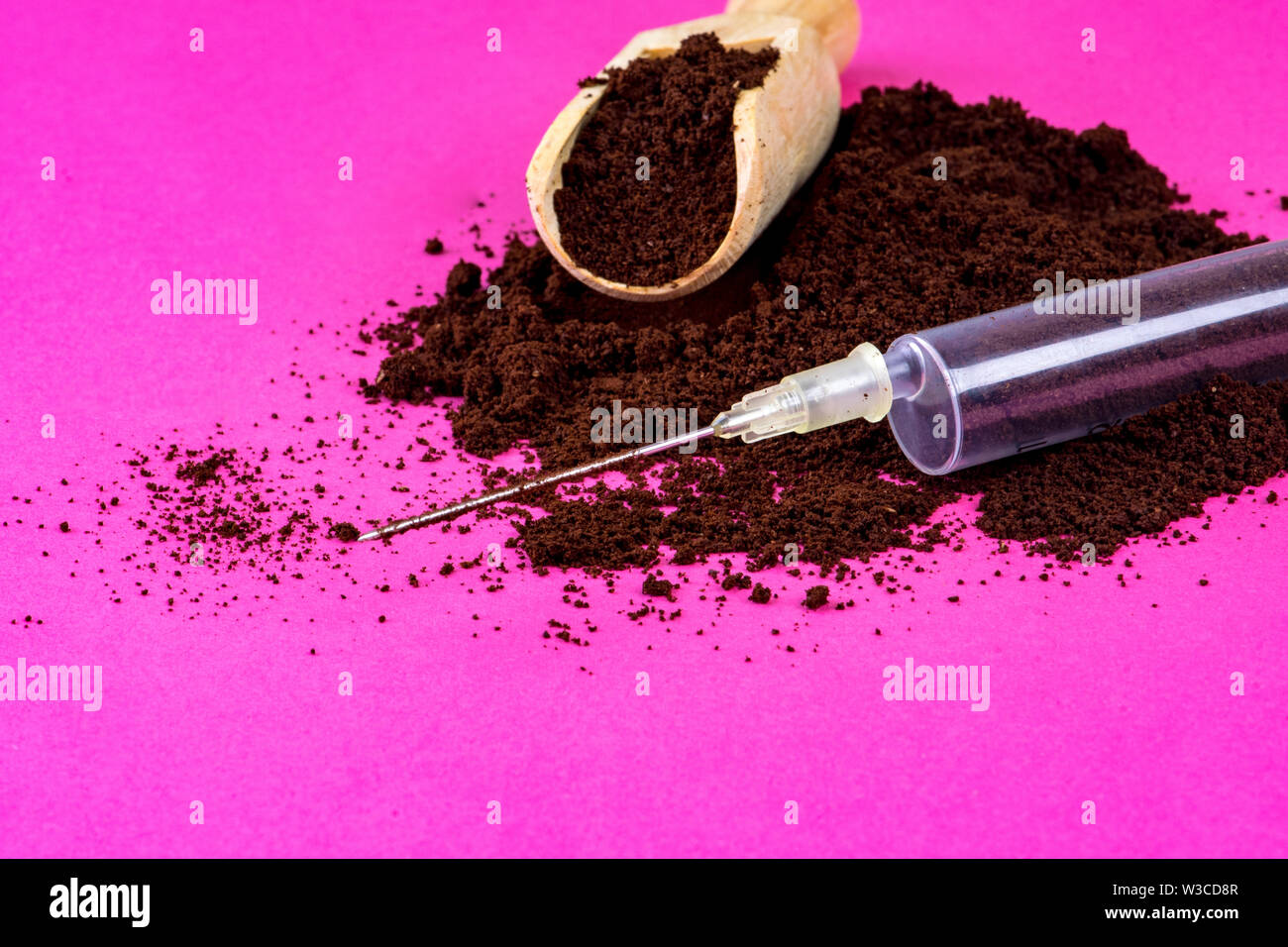 Coffee powder on pink background with syringe of pure caffeine Stock ...