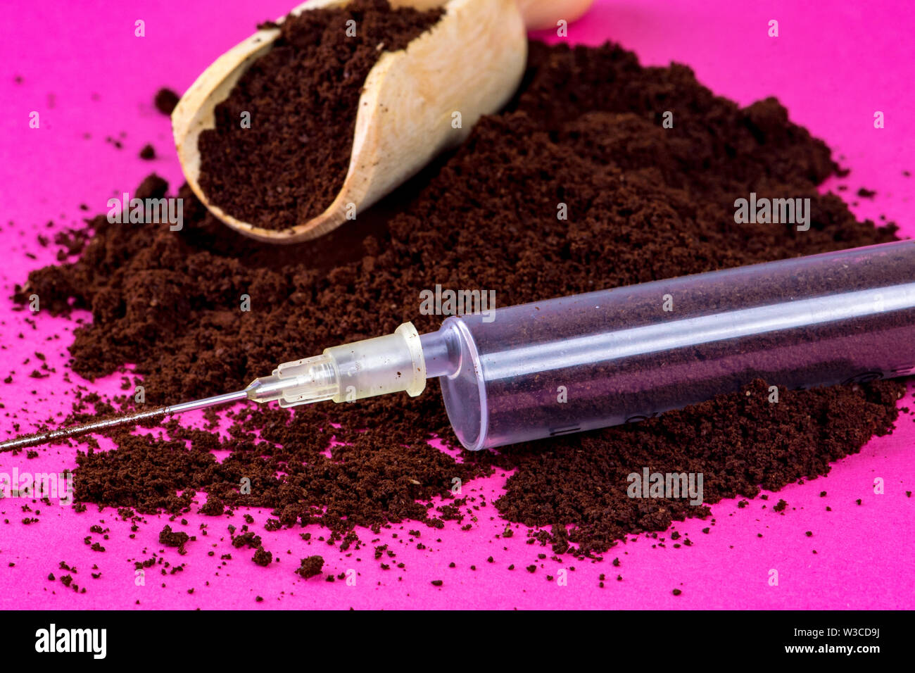 Coffee powder on pink background with syringe of pure caffeine Stock ...