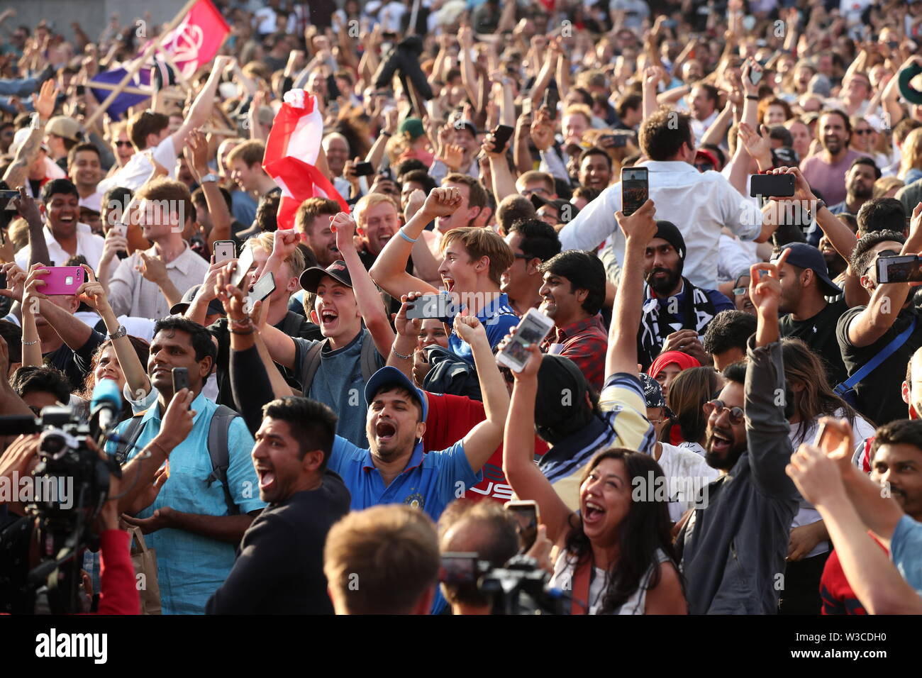 England fans celebrate after watching England win the Cricket World Cup ...