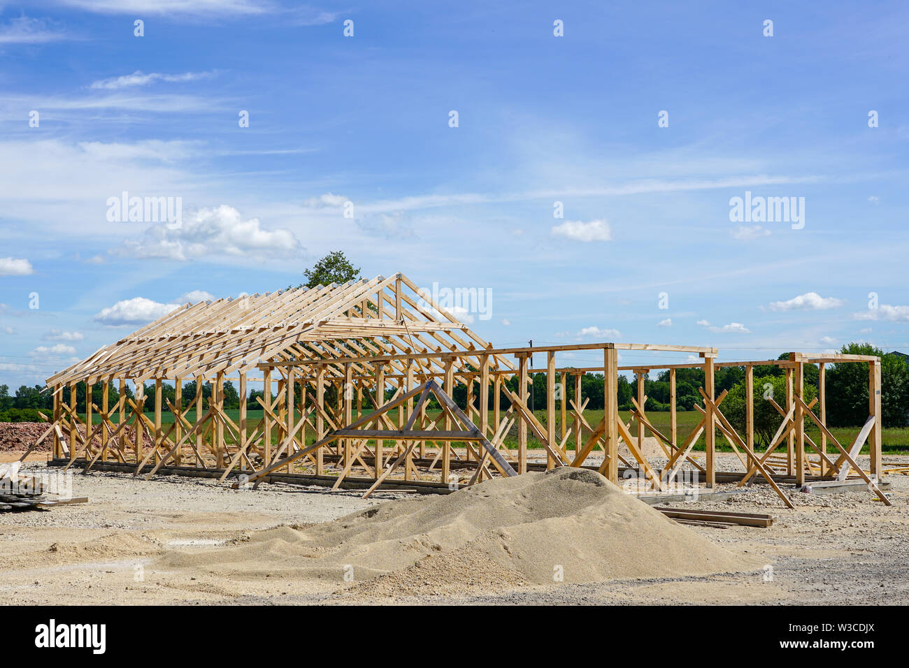 Frame of a new wooden house under construction Stock Photo - Alamy