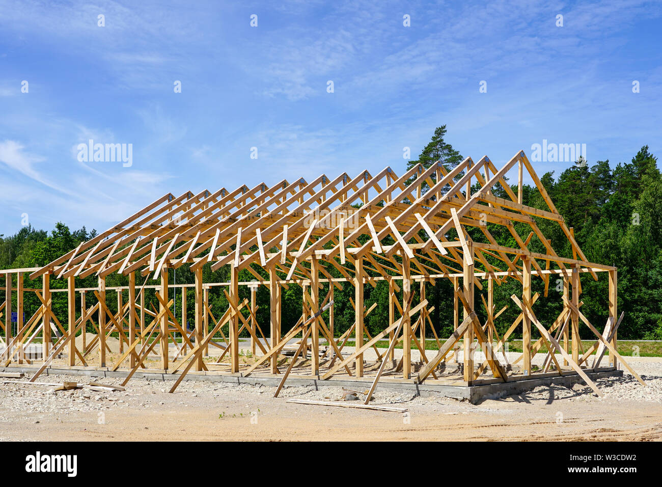 Frame of a new wooden house under construction Stock Photo - Alamy