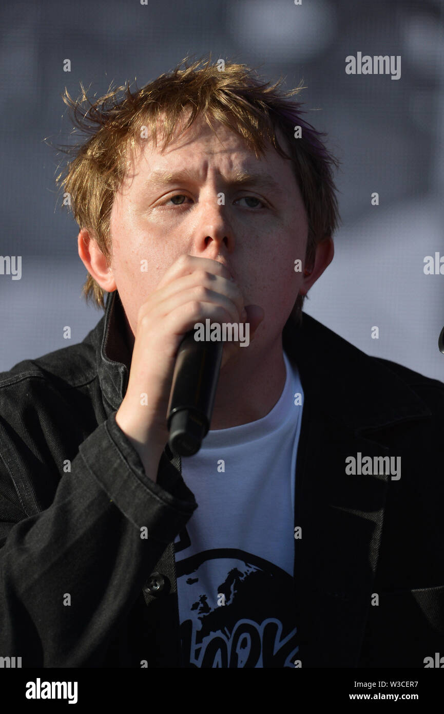 Performing on main stage hi-res stock photography and images - Alamy