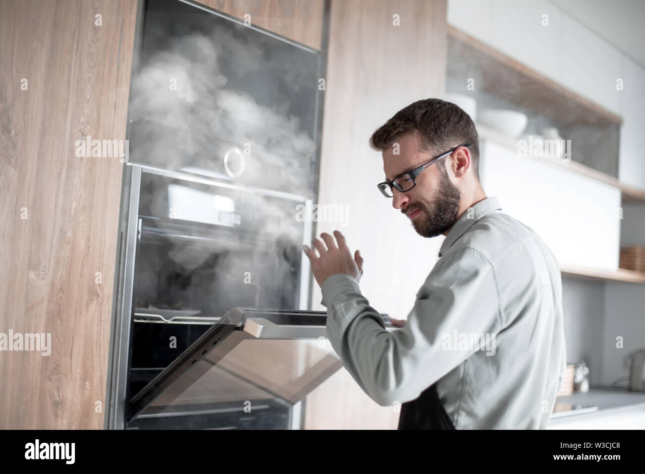 Microwave oven man hi-res stock photography and images - Alamy
