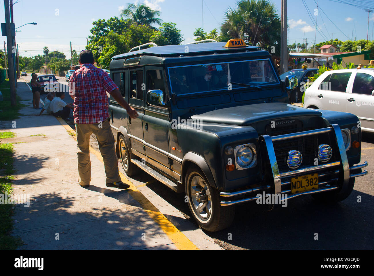 Classic land rover defender hi-res stock photography and images - Alamy