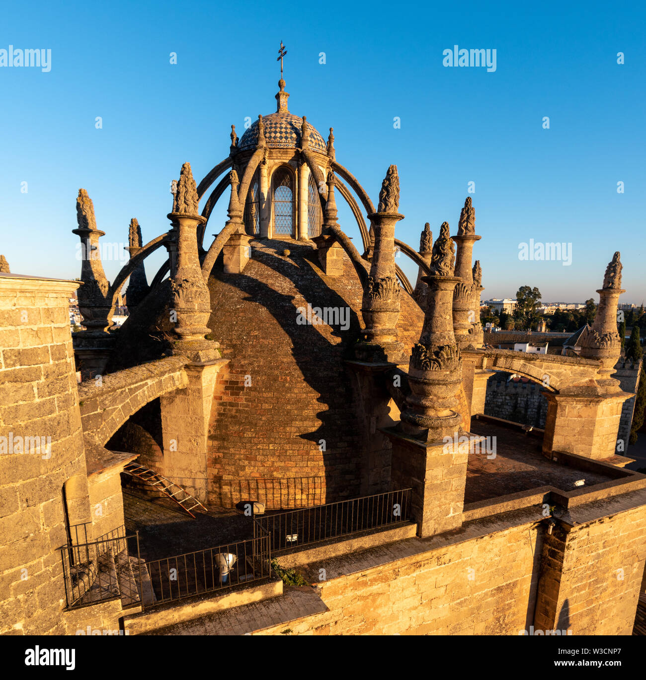 Flying buttress dome hi-res stock photography and images - Alamy
