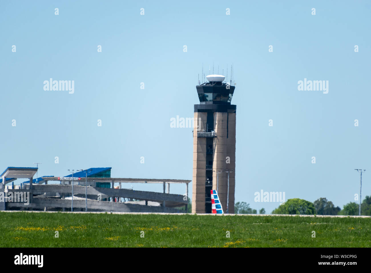 The control tower of Charlotte Douglas International Airport with an ...