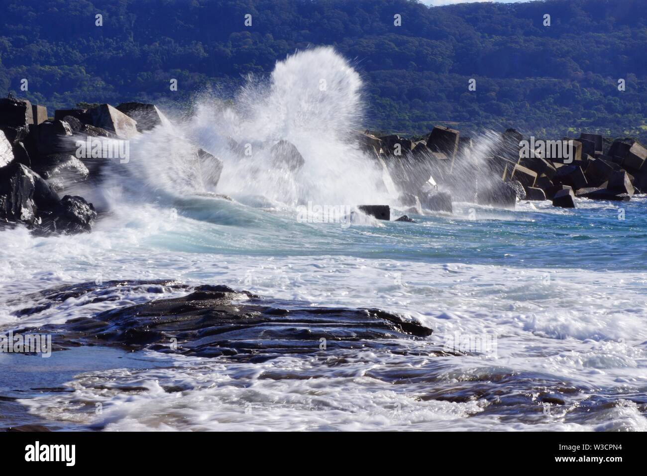Waves rocks surf crashing ocean hi-res stock photography and images - Alamy