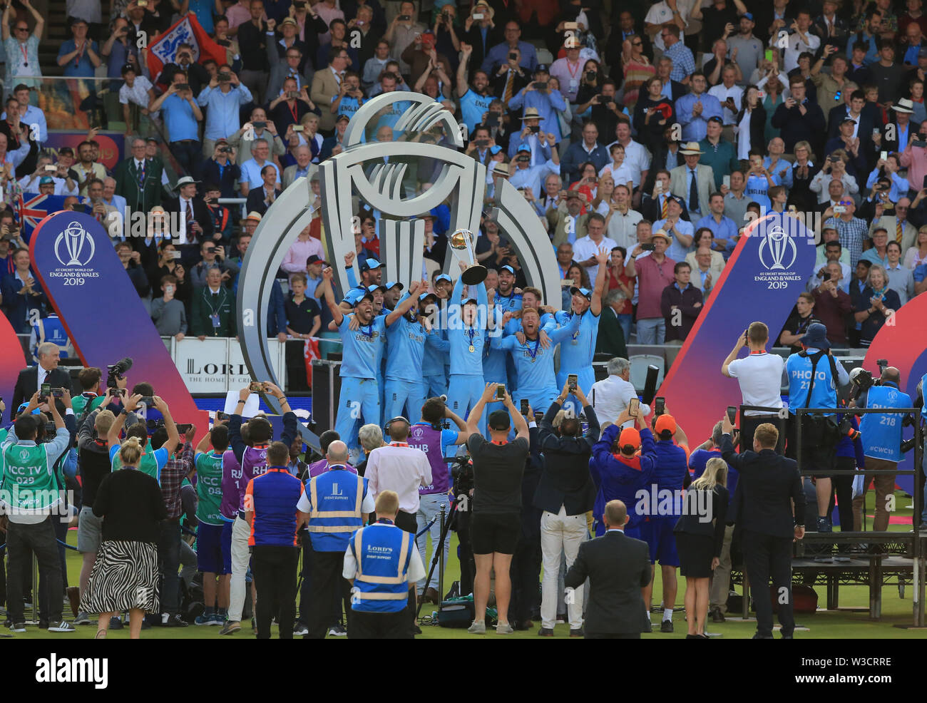 2019 cricket world cup final trophy hi-res stock photography and images ...