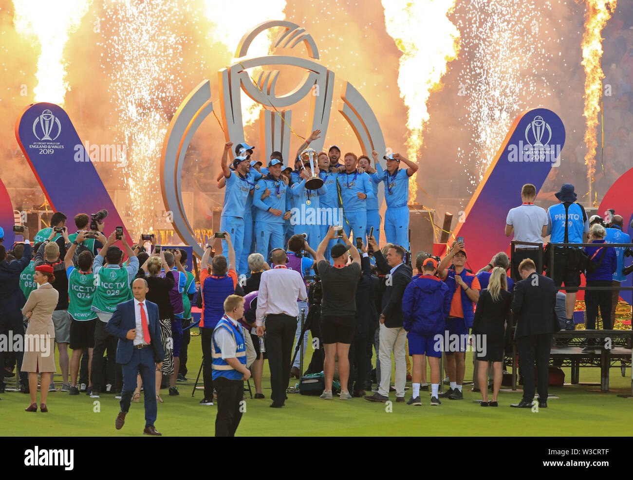 2019 cricket world cup final trophy hi-res stock photography and images ...