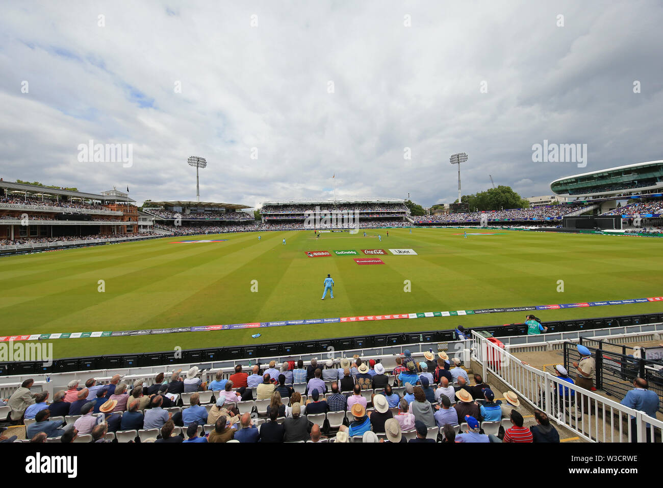 Wide ball cricket hi-res stock photography and images - Alamy