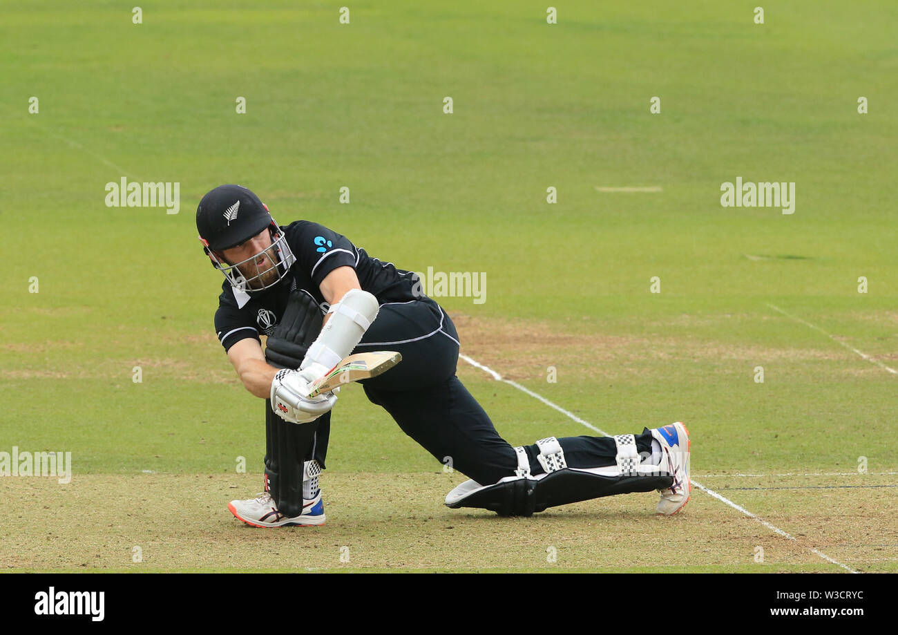 Cricket batsman playing sweep shot hi-res stock photography and images ...