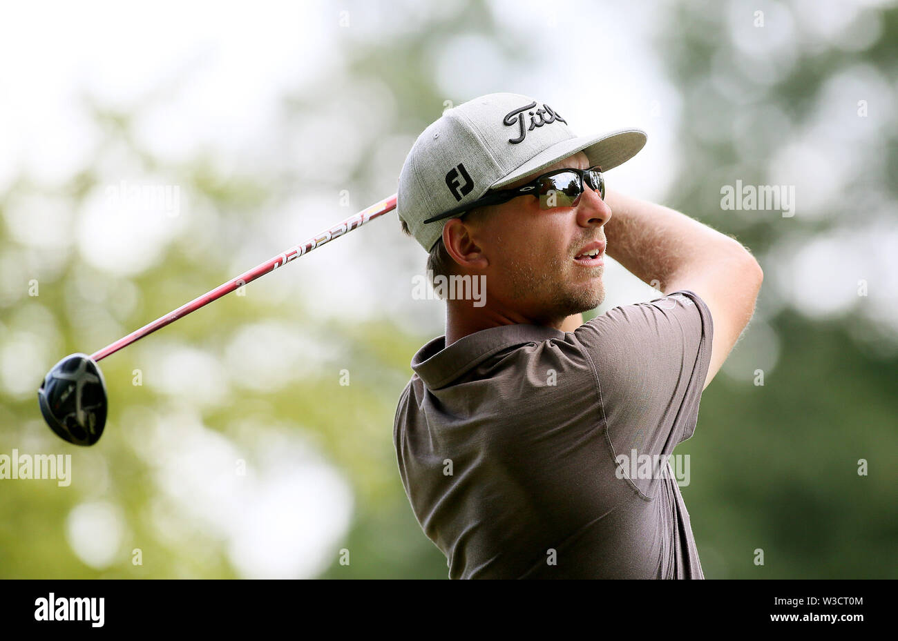 Silvis, Iowa, USA. 14th July, 2019. Roger Sloan watches his drive off ...