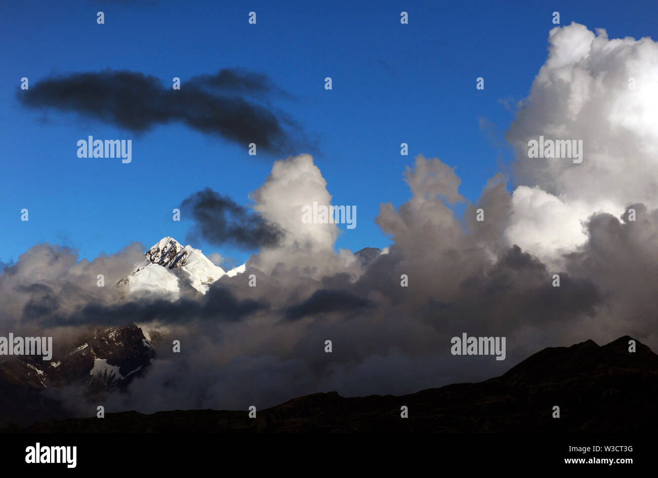 Illimani mountains hi-res stock photography and images - Alamy