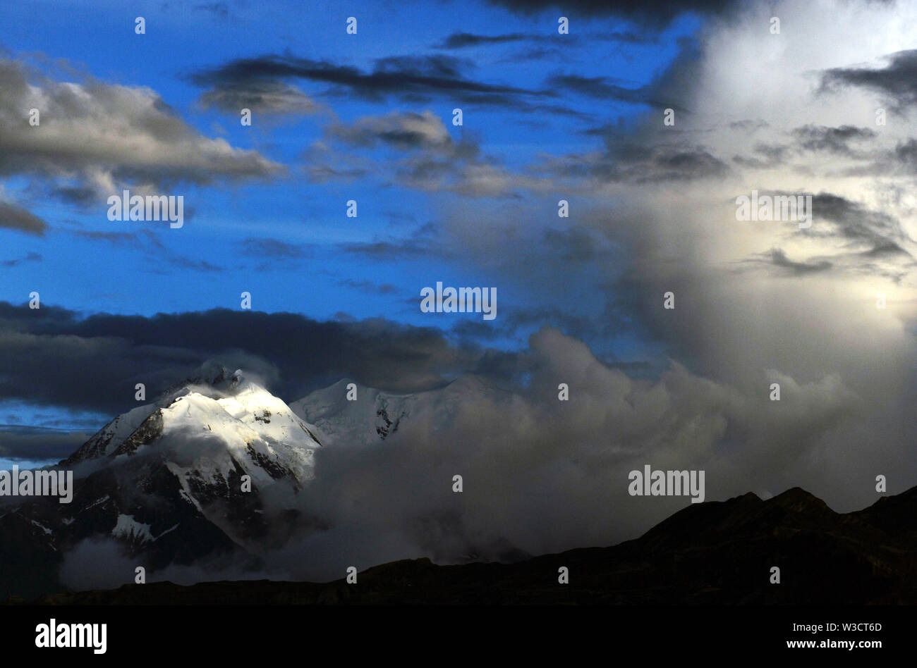 Illimani mountains hi-res stock photography and images - Alamy