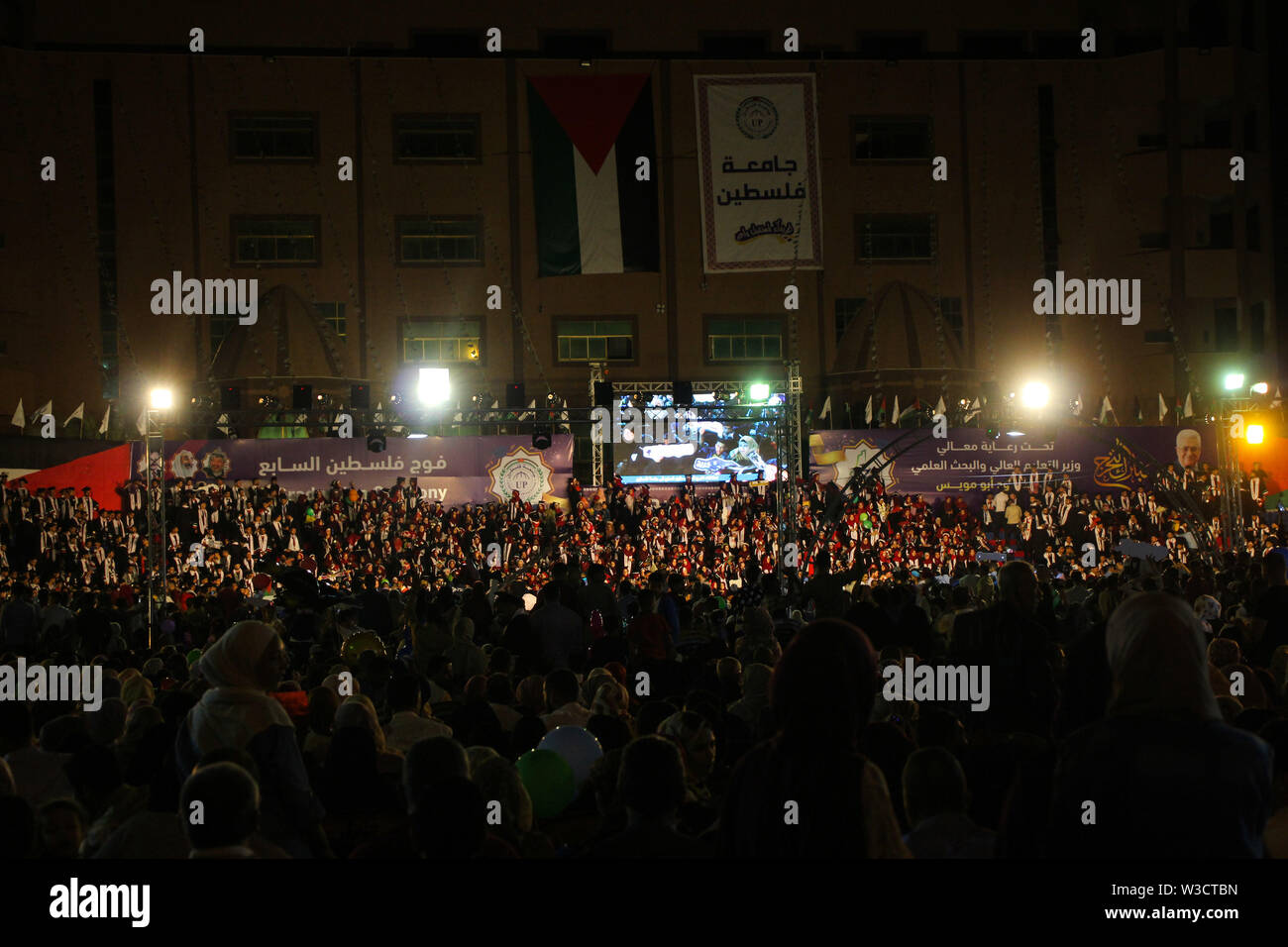 The University of Palestine hold a major graduation ceremony during ...