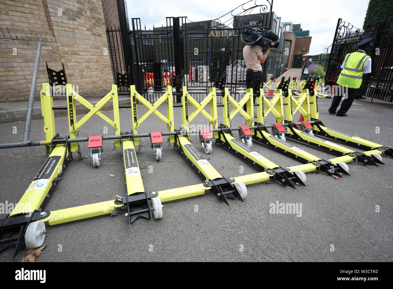 Wimbledon tennis outside gates hi-res stock photography and images - Alamy
