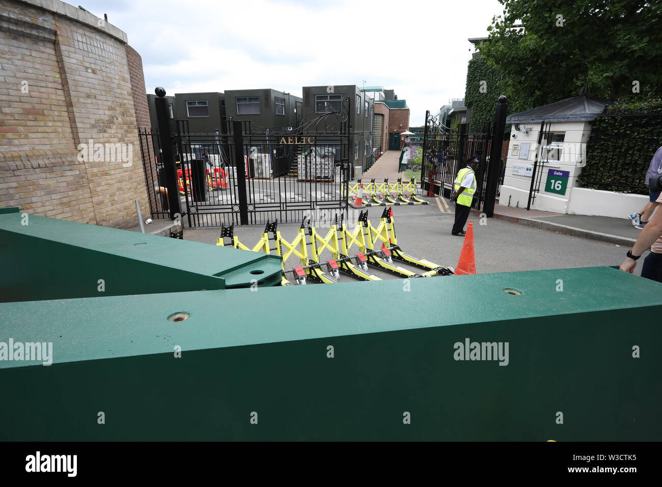 Wimbledon gates hi-res stock photography and images - Alamy