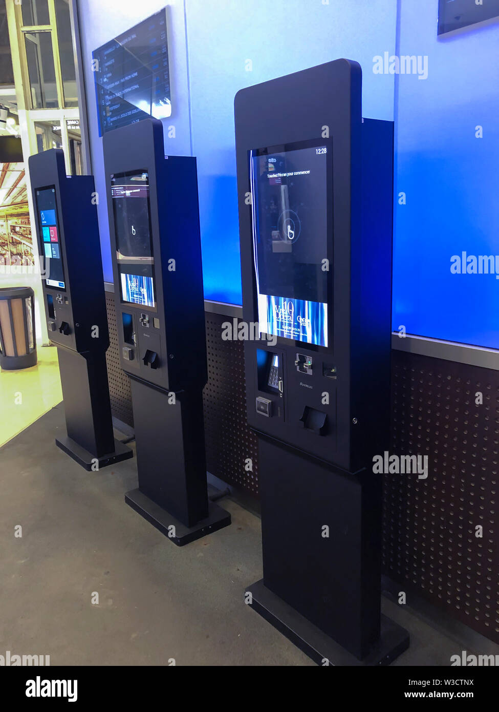 Vending machines indoors hi-res stock photography and images - Alamy