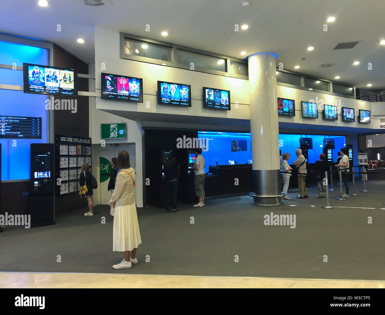 Movie theater marquee with people hi-res stock photography and images ...