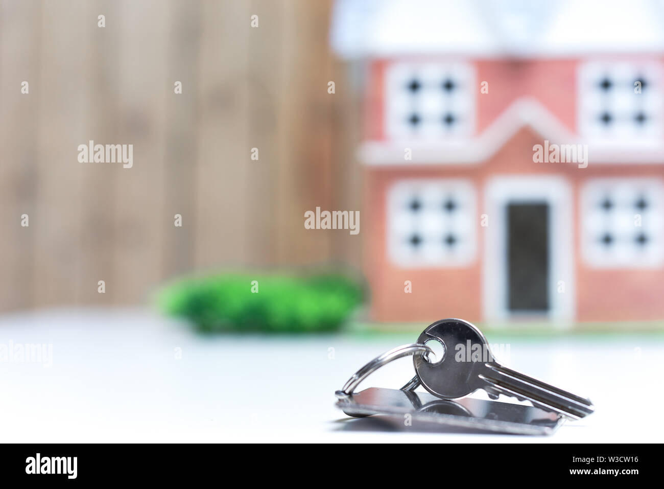 Keys to a new home, close up set of keys in front of a house Stock ...