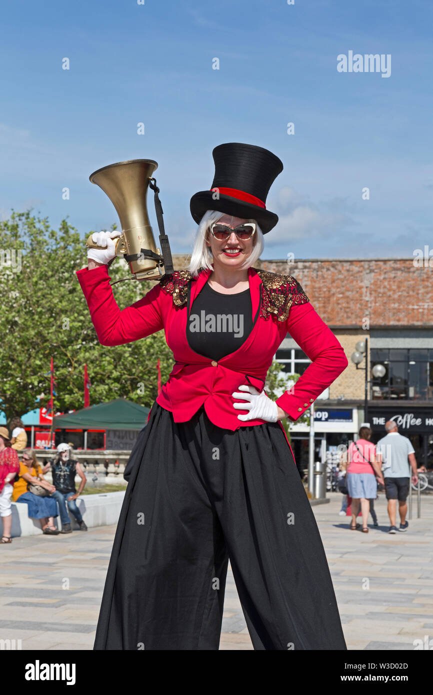 Stilts stiltwalker hi-res stock photography and images - Alamy