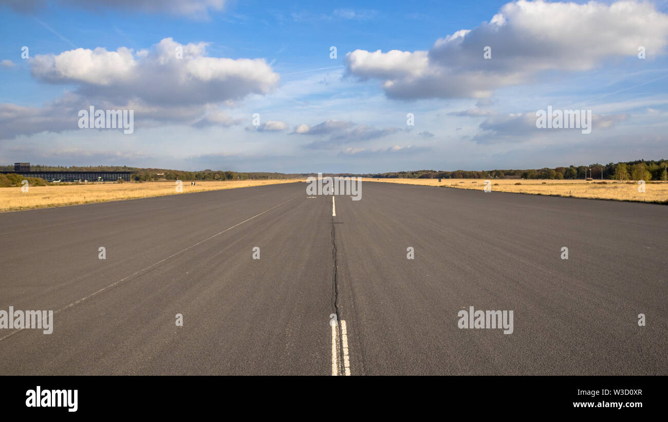 Empty airport runway sunset hi-res stock photography and images - Alamy
