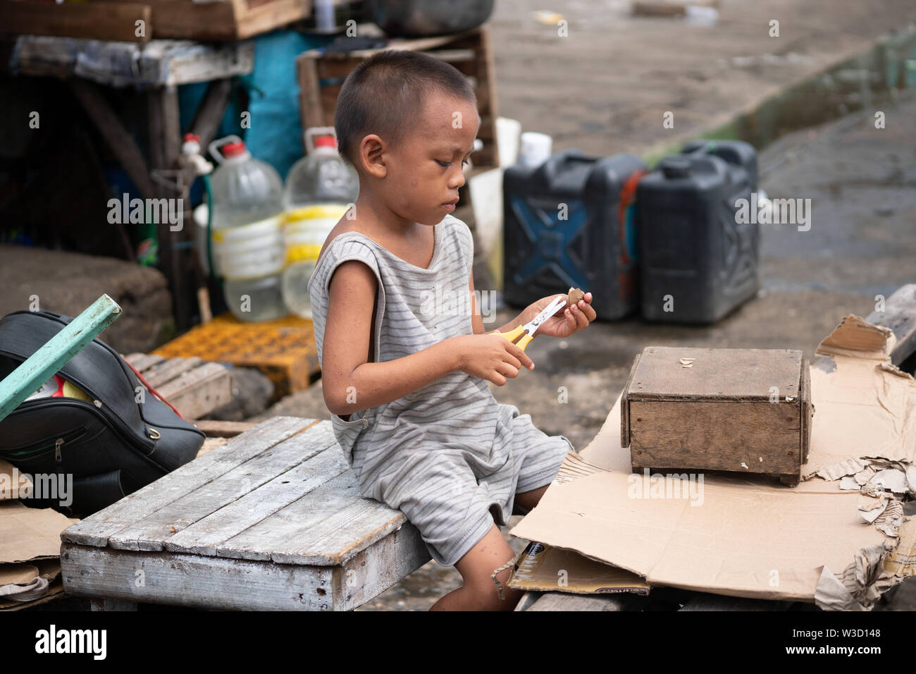 Filipino poverty hi-res stock photography and images - Alamy
