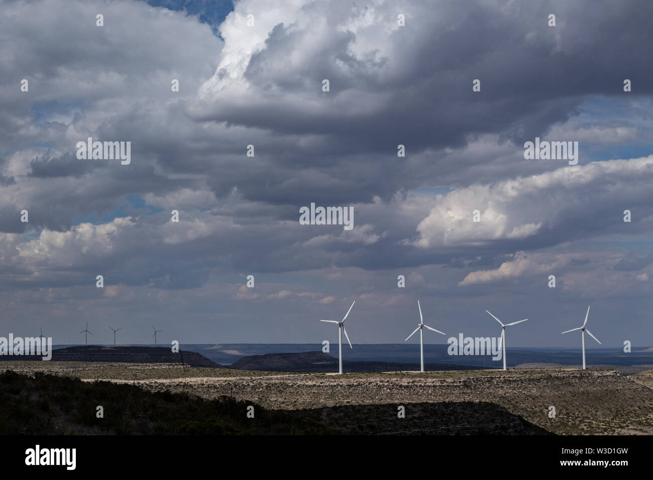 Wind turbines line the mesa tops in west Texas Stock Photo - Alamy