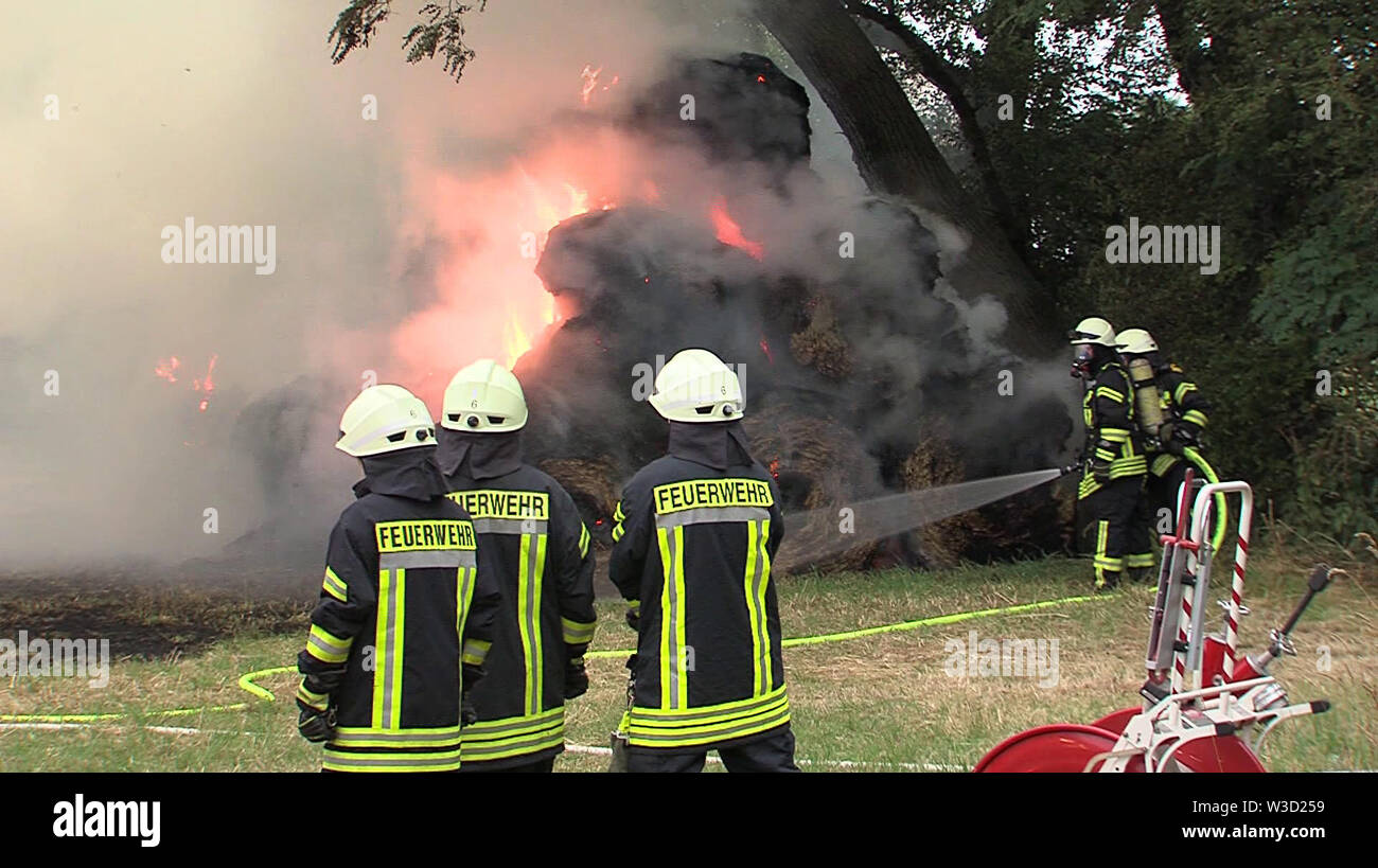 Stuhr, Germany. 14th July, 2019. Firefighters are on duty in the event ...