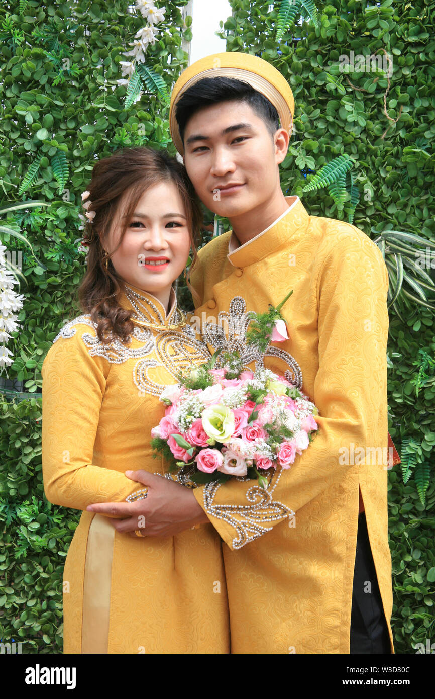 Portrait of the bride and groom on the wedding day Stock Photo - Alamy
