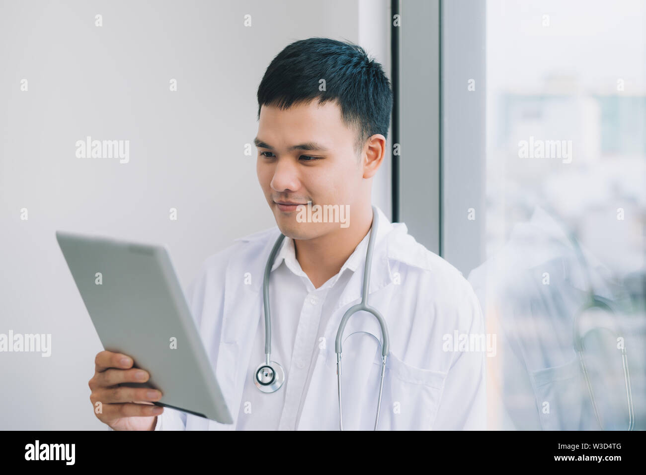 Doctor holding tablet hi-res stock photography and images - Alamy